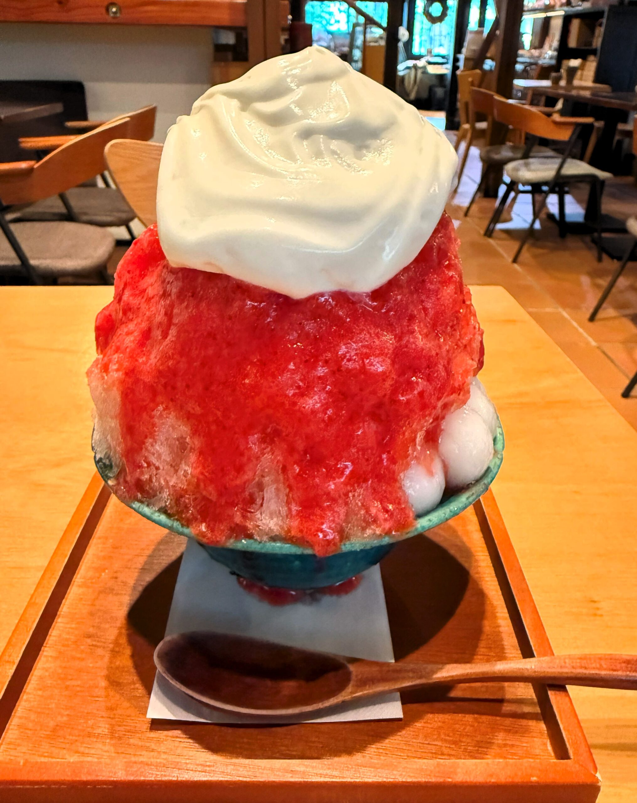 京都四条烏丸のカフェ「セカンドハウス」で、いちごミルクエスプーマかき氷 - はらがへっては